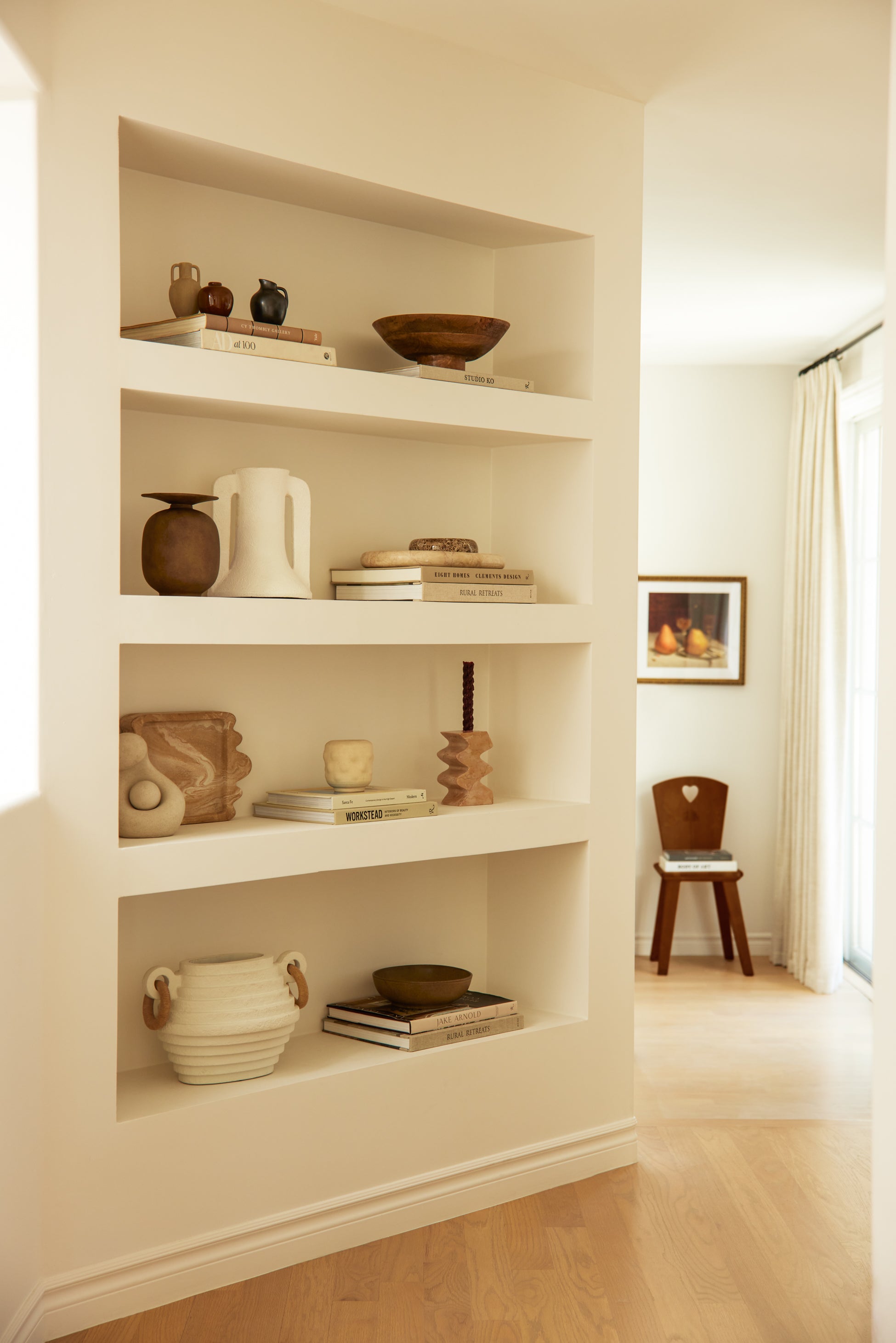LG Summer School: How to Style Shelves Like an Interior Designer