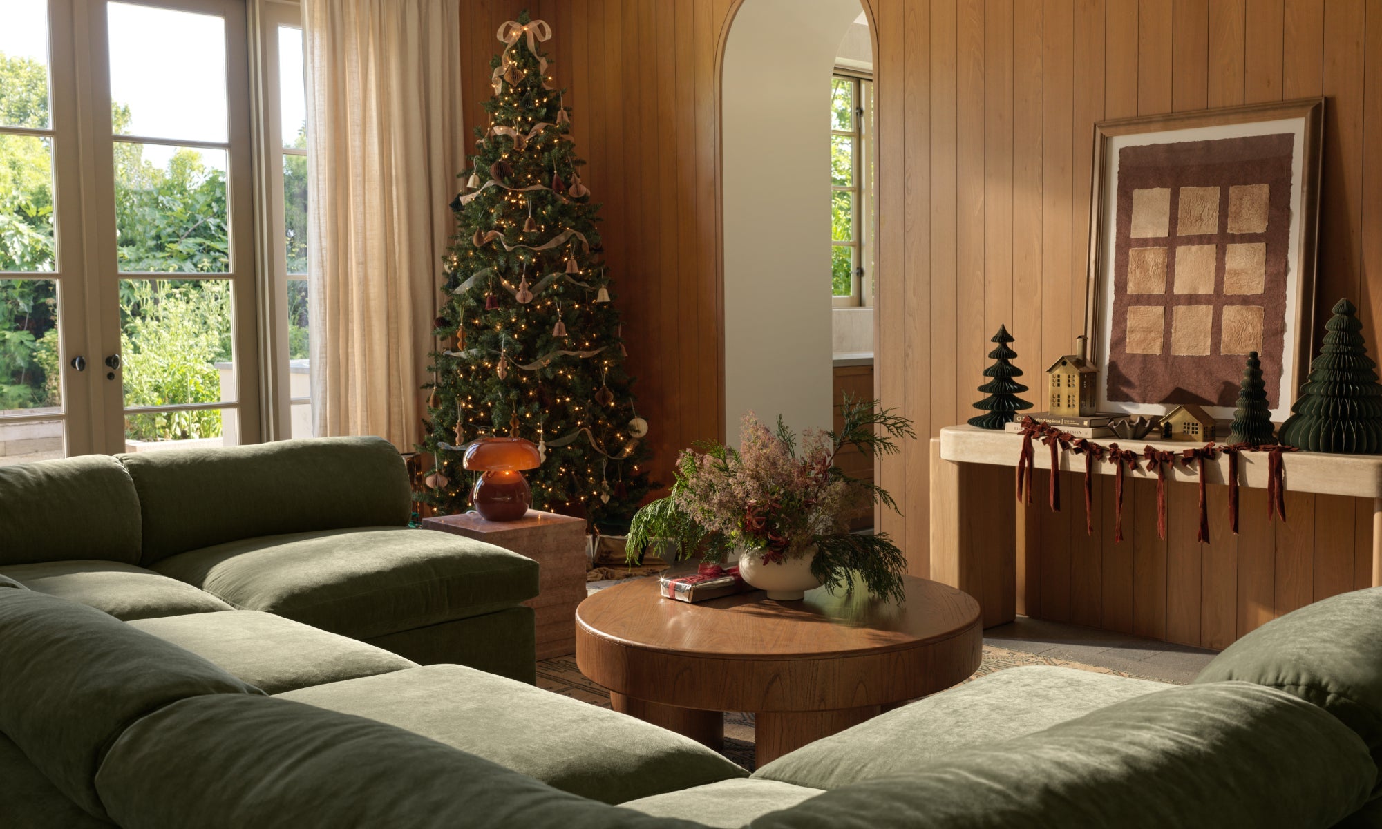 Refined and Cozy Holiday Living Room Inspiration – Page 2